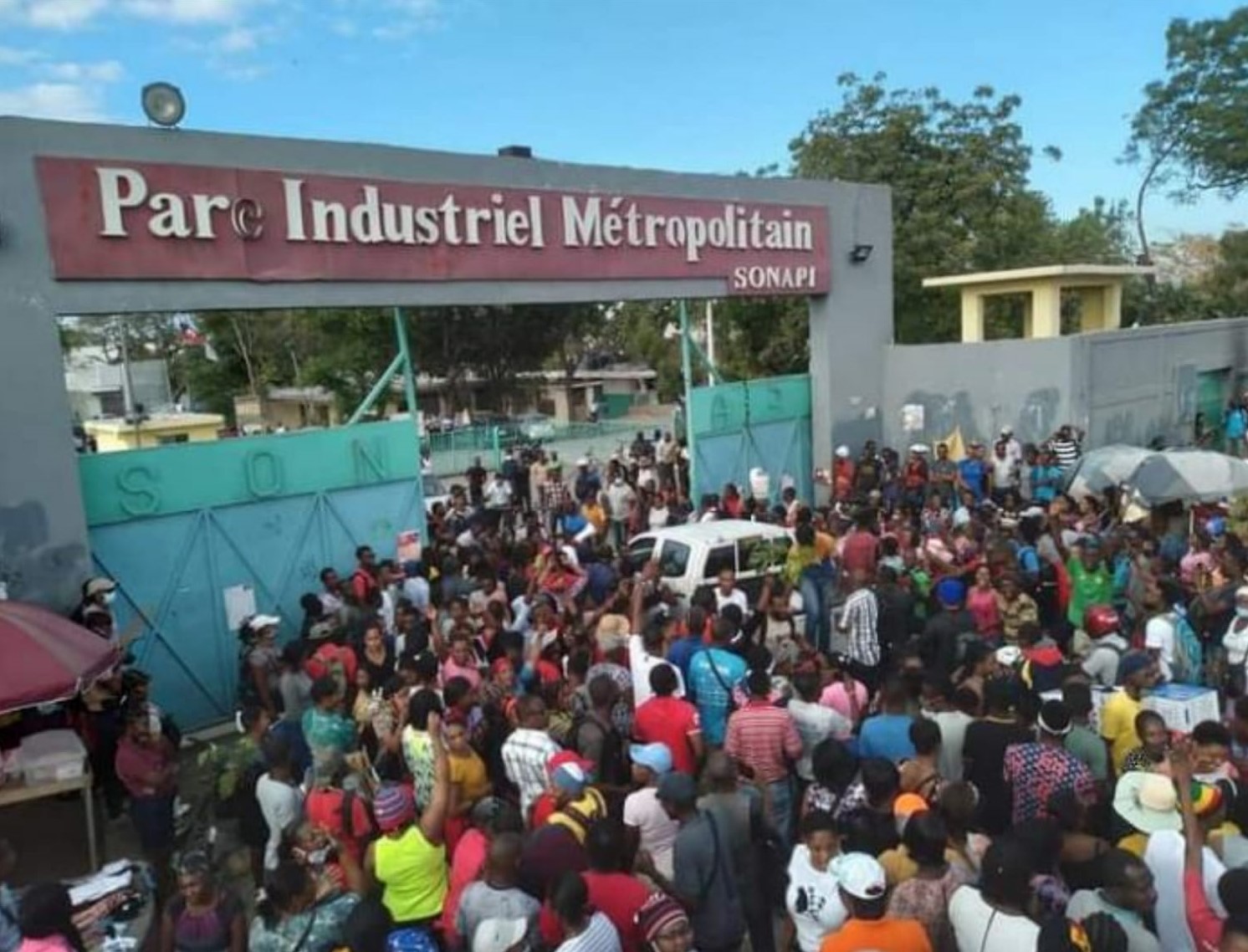 Manifestation des ouvriers de la SONAPI pour réclamer de meilleures ...